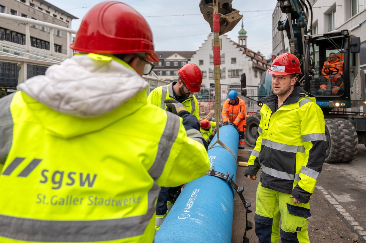 Mit Augenmass und Muskelkraft: Am Marktplatz werden neue ...